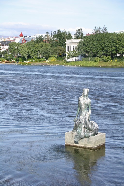 Reykjavík - Statue of the Mermaid - Lake Tjömin
